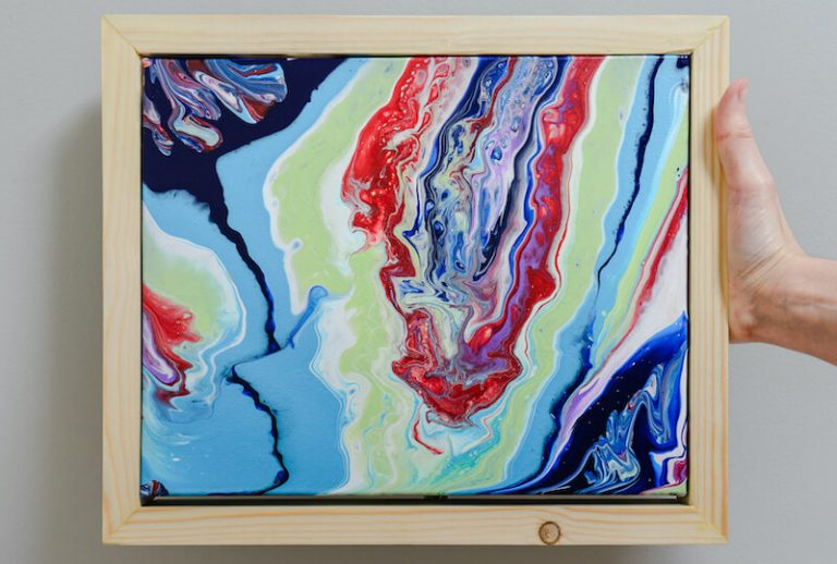 Cómo hacer arte fluido o acrylic pouring [VÍDEO TUTORIAL con trucos]